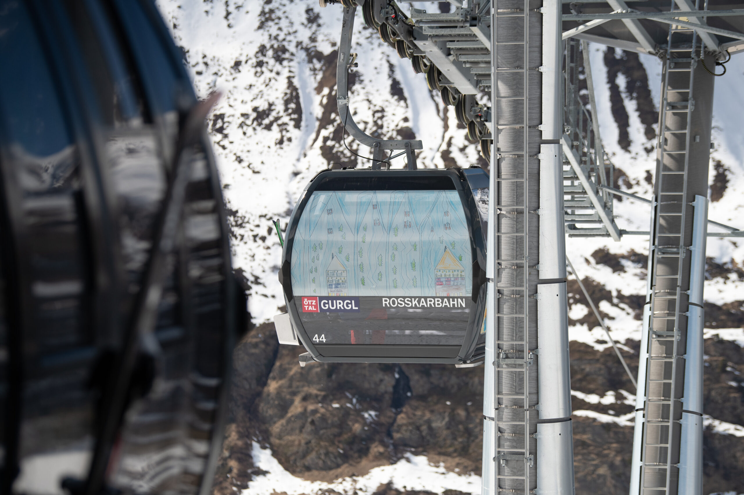 VOI fesch Kunstpreis 2025: Lebenshilfe Wien-Künstlerin auf Gondel in ...